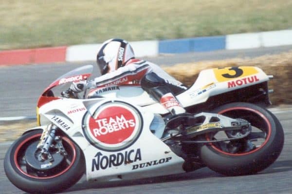 MotoGP: Wayne Rainey rides his Yamaha R1 “Handy Race” - Paddock GP