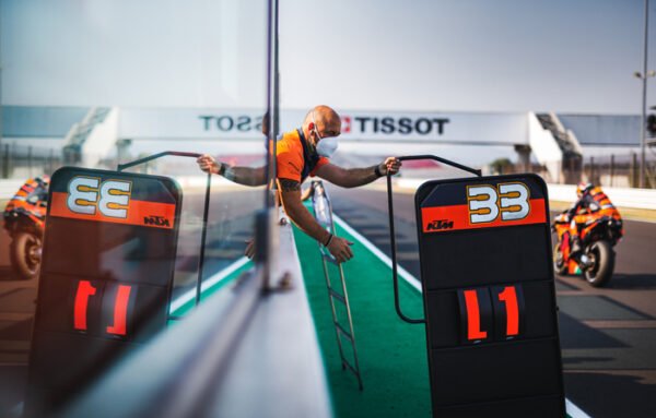 Technique MotoGP : La vie d’un mécanicien chez KTM en 2020 - Paddock GP