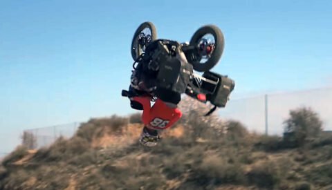 Insolite : Un backflip en Africa Twin, c’est possible ! - Paddock GP