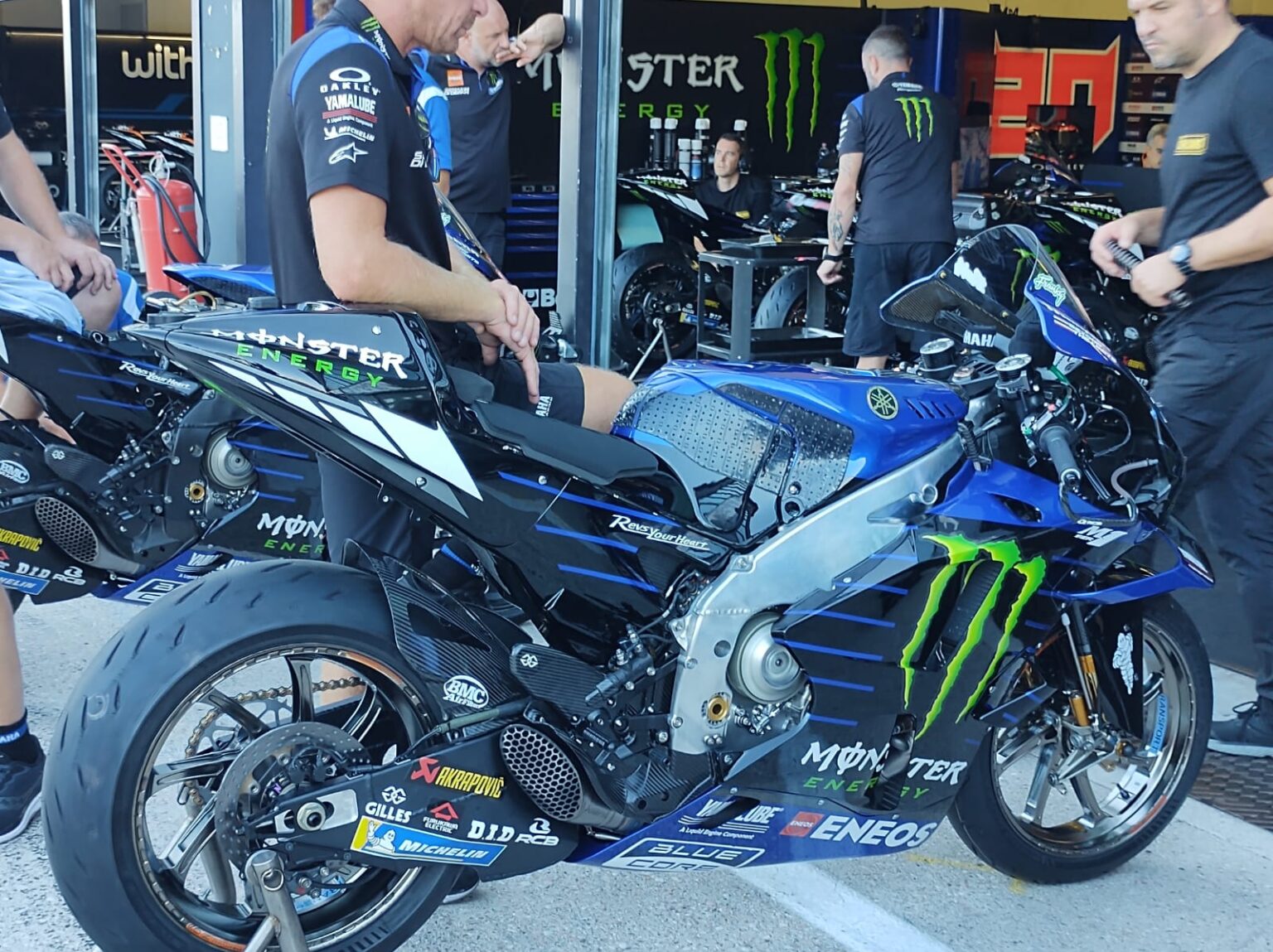 « Spy Attitude » MotoGP : La Yamaha M1 version 2023 semble bien née ...