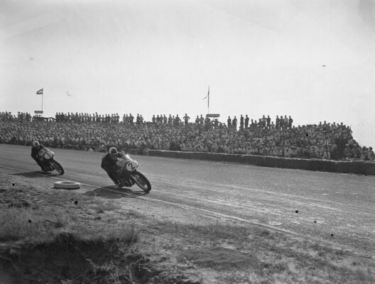Reg Armstrong devant Geoff Duke Assen 1955 ANEFO - Paddock GP