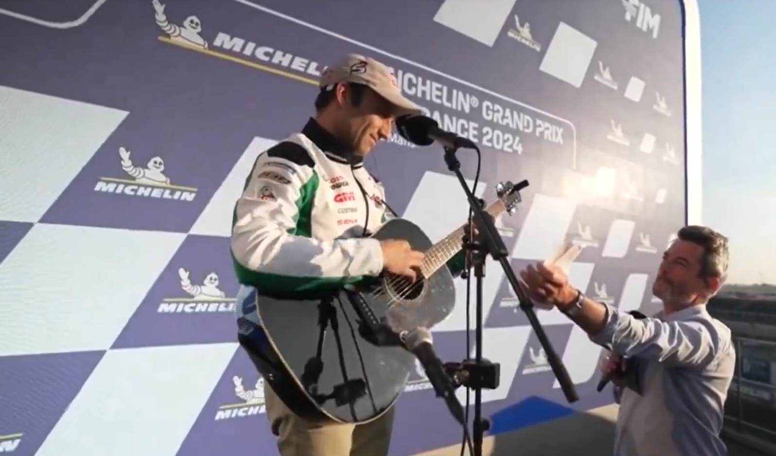 MotoGP Video - Johann Zarco makes the Le Mans public sing - Paddock GP