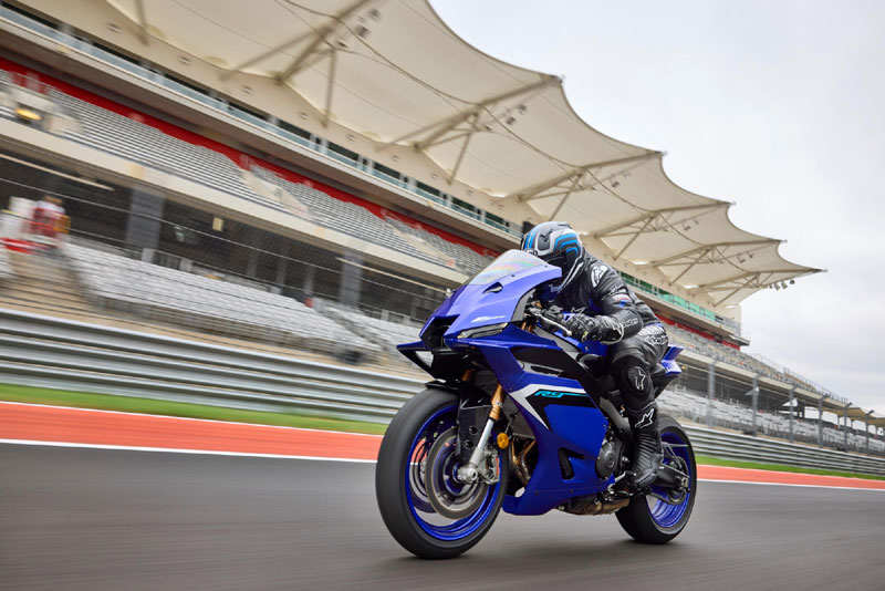 2025-Yamaha-YZF900R9-EU-Icon_Blue-Action-004-03 - Paddock GP